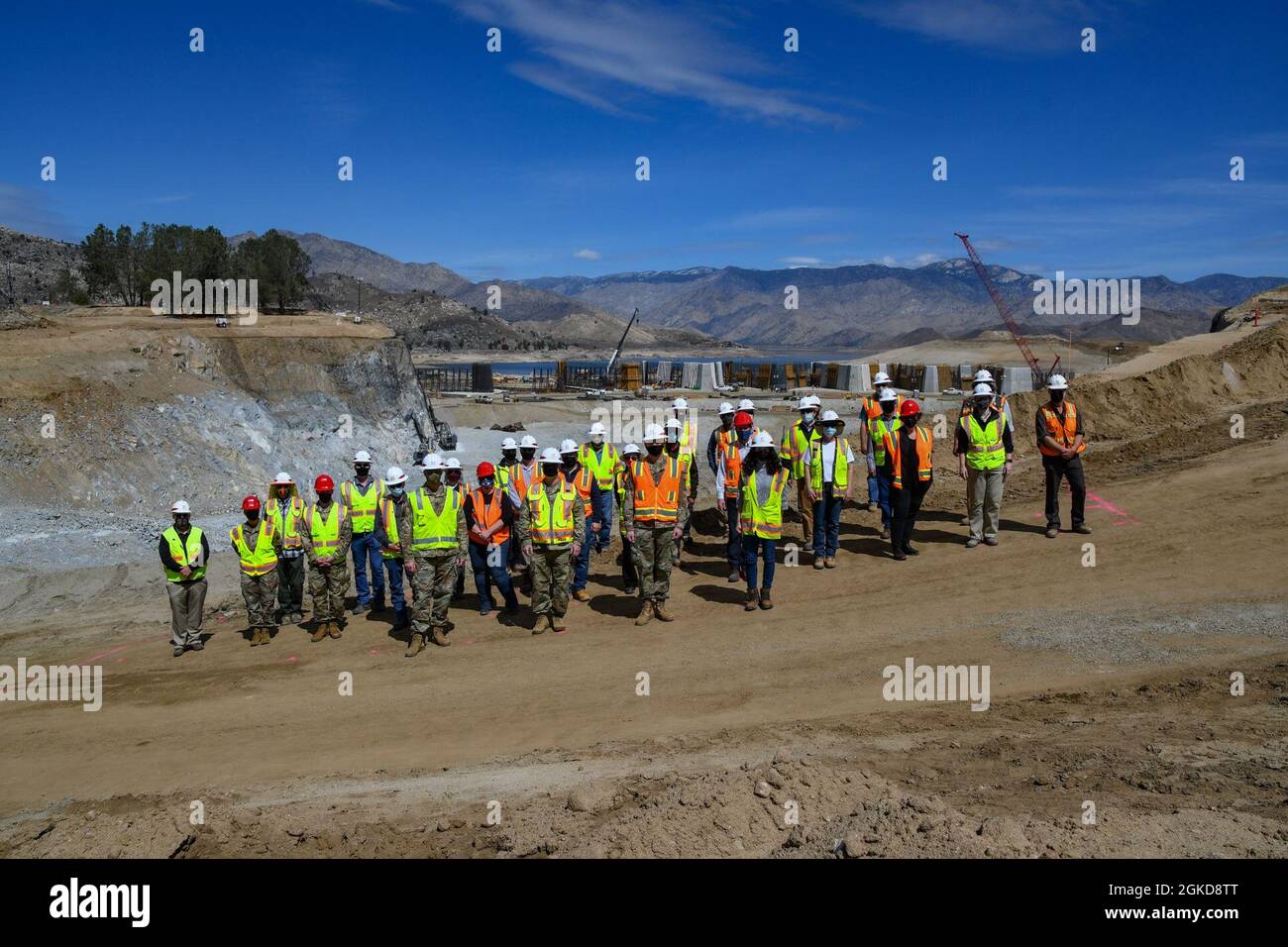Employees and service members from the U.S. Army Corps of Engineers ...