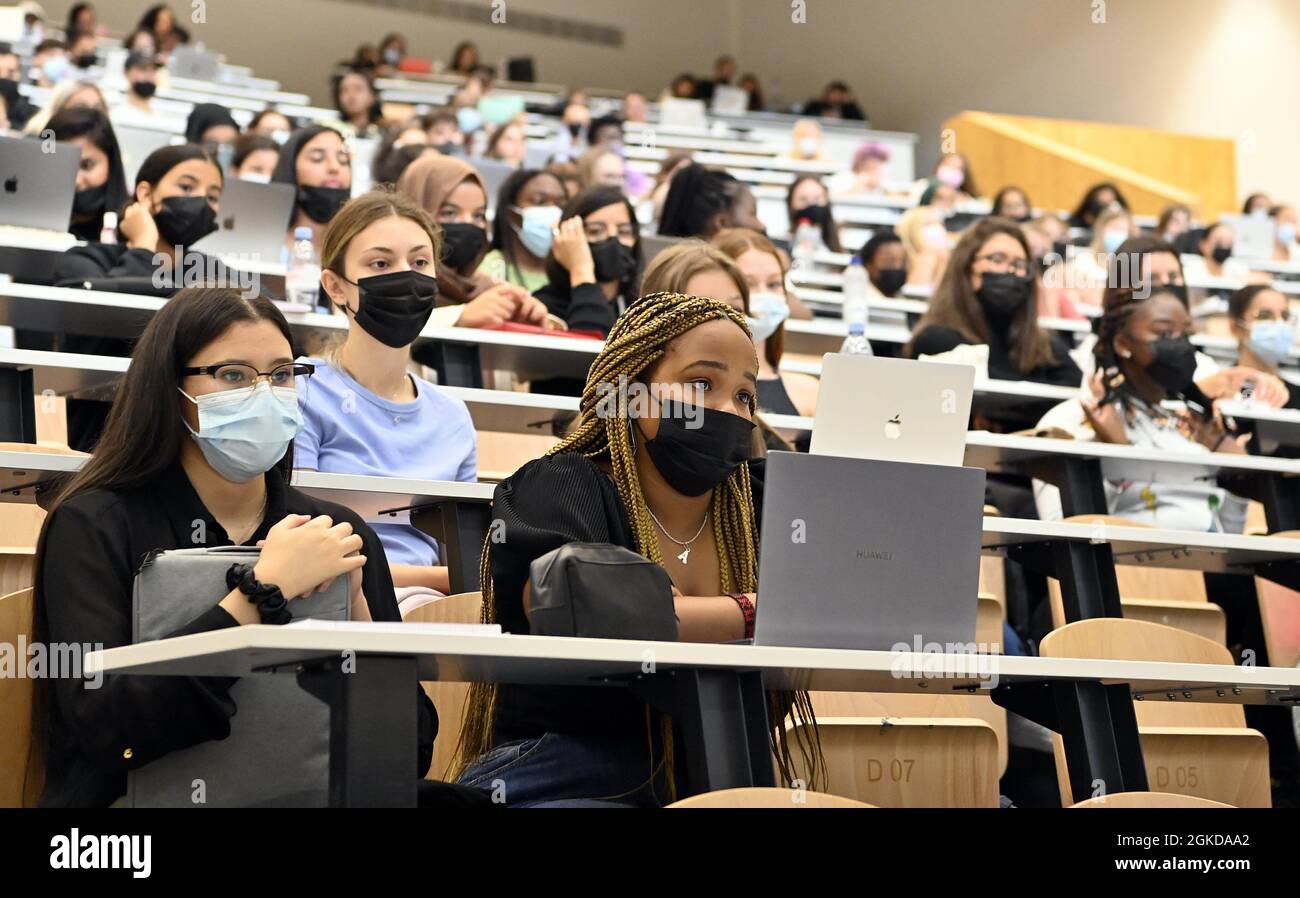 Illustration picture shows students during a visit of Minister Glatigny ...