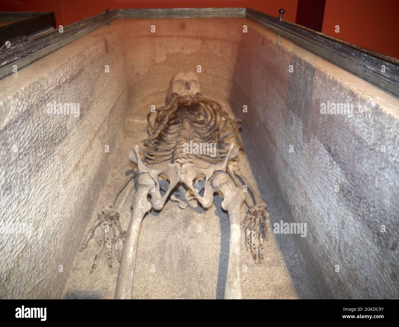 skeleton in roman marble sarchophagus tomb Stock Photo - Alamy