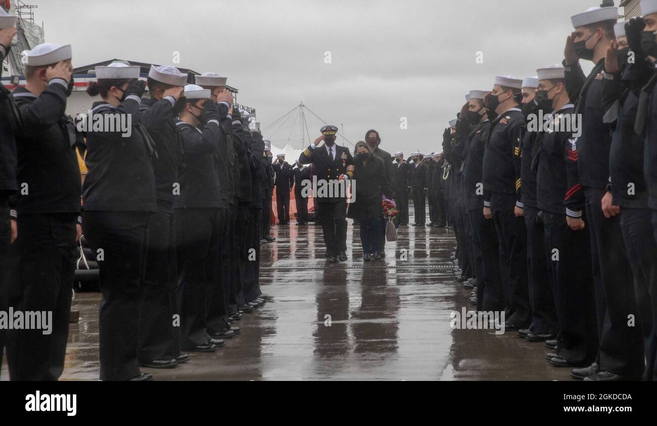 Sailors assigned to the guided missile cruiser USS Gettysburg (CG 64 ...