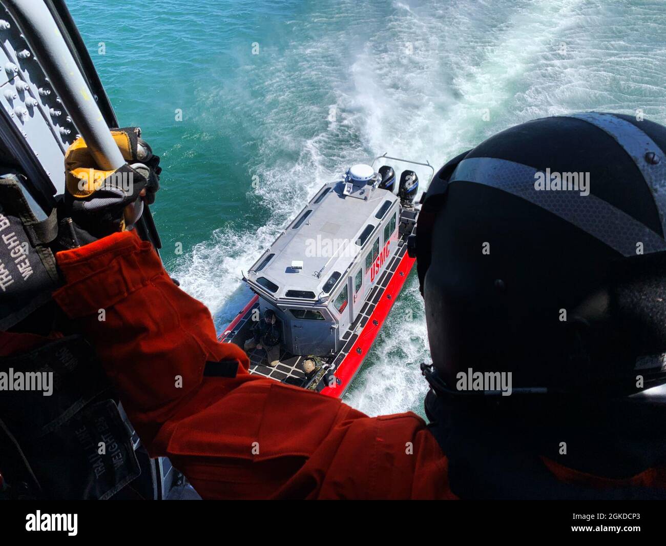 A Marine Corps 1st Reconnaissance Battalion small boat crew navigates ...