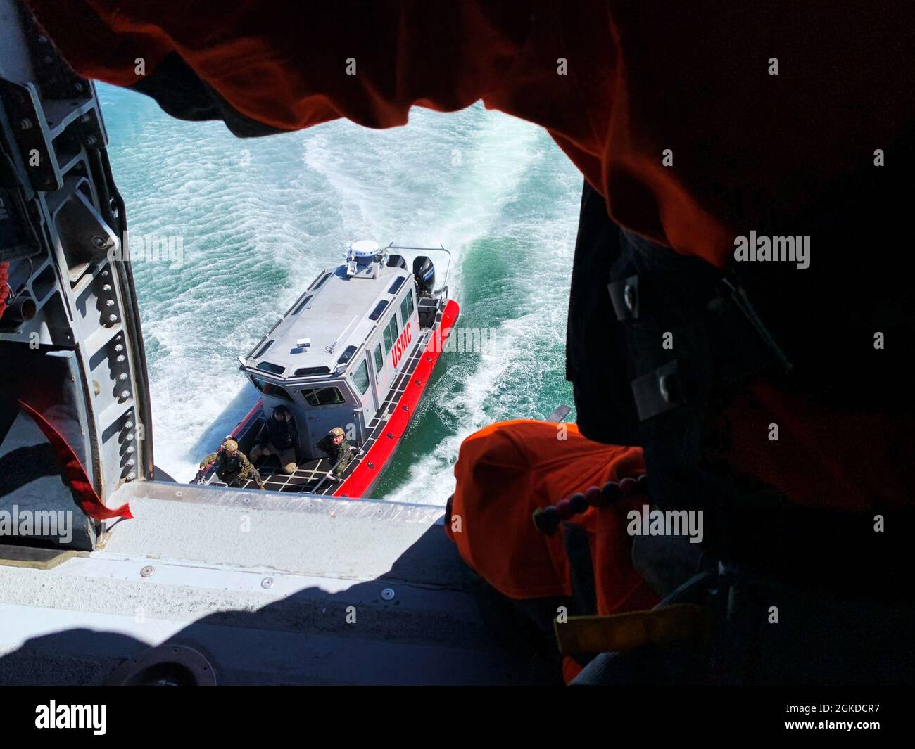 A Marine Corps 1st Reconnaissance Battalion small boat crew navigates ...