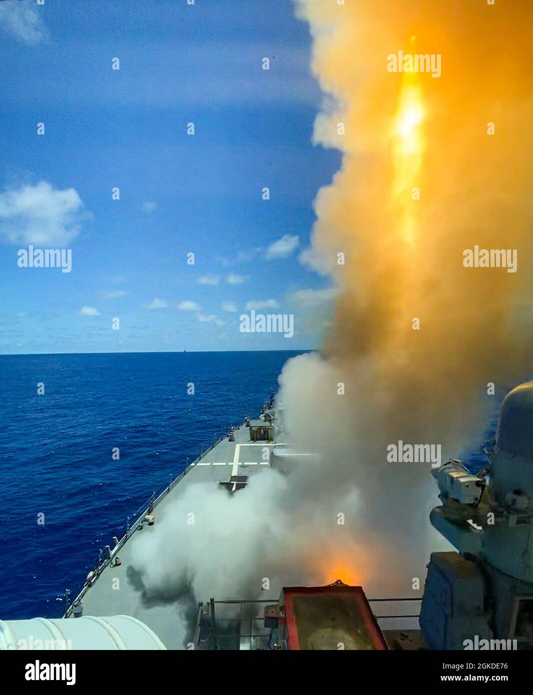 The Arleigh Burke-class guided-missile destroyer USS Benfold (DDG 65 ...