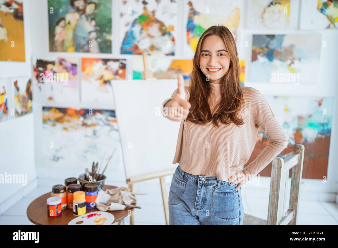 Artist painting thumb hi-res stock photography and images - Alamy