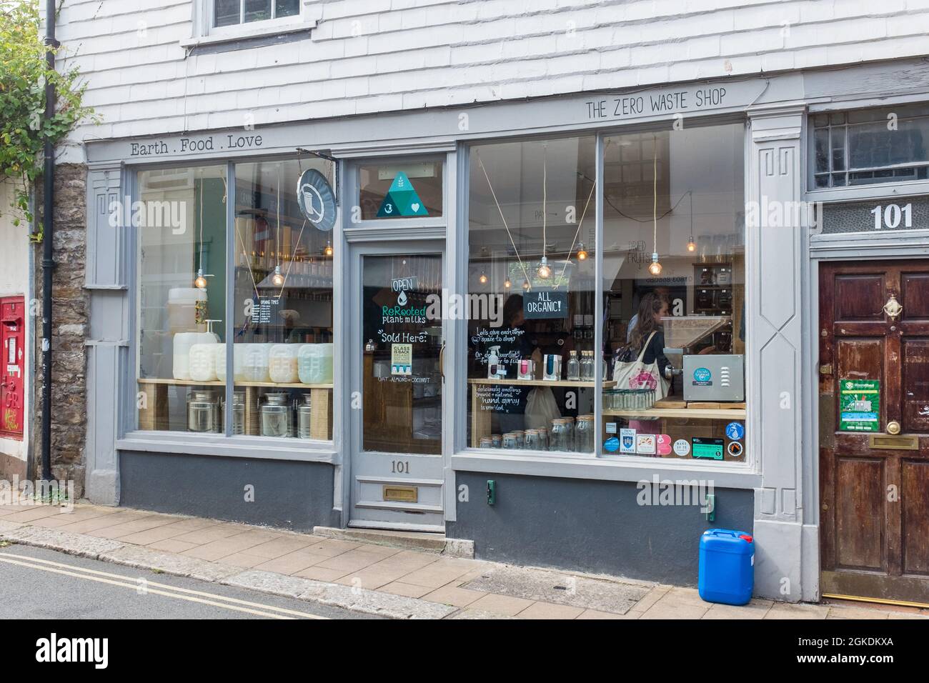 Independent shops and shoppers in Totnes High Street, South Hams, Devon ...