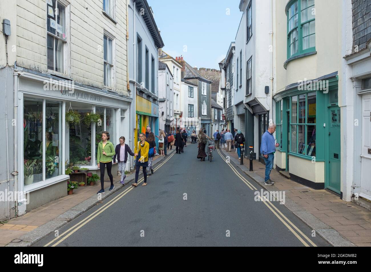 Independent shops and shoppers in Totnes High Street, South Hams, Devon ...