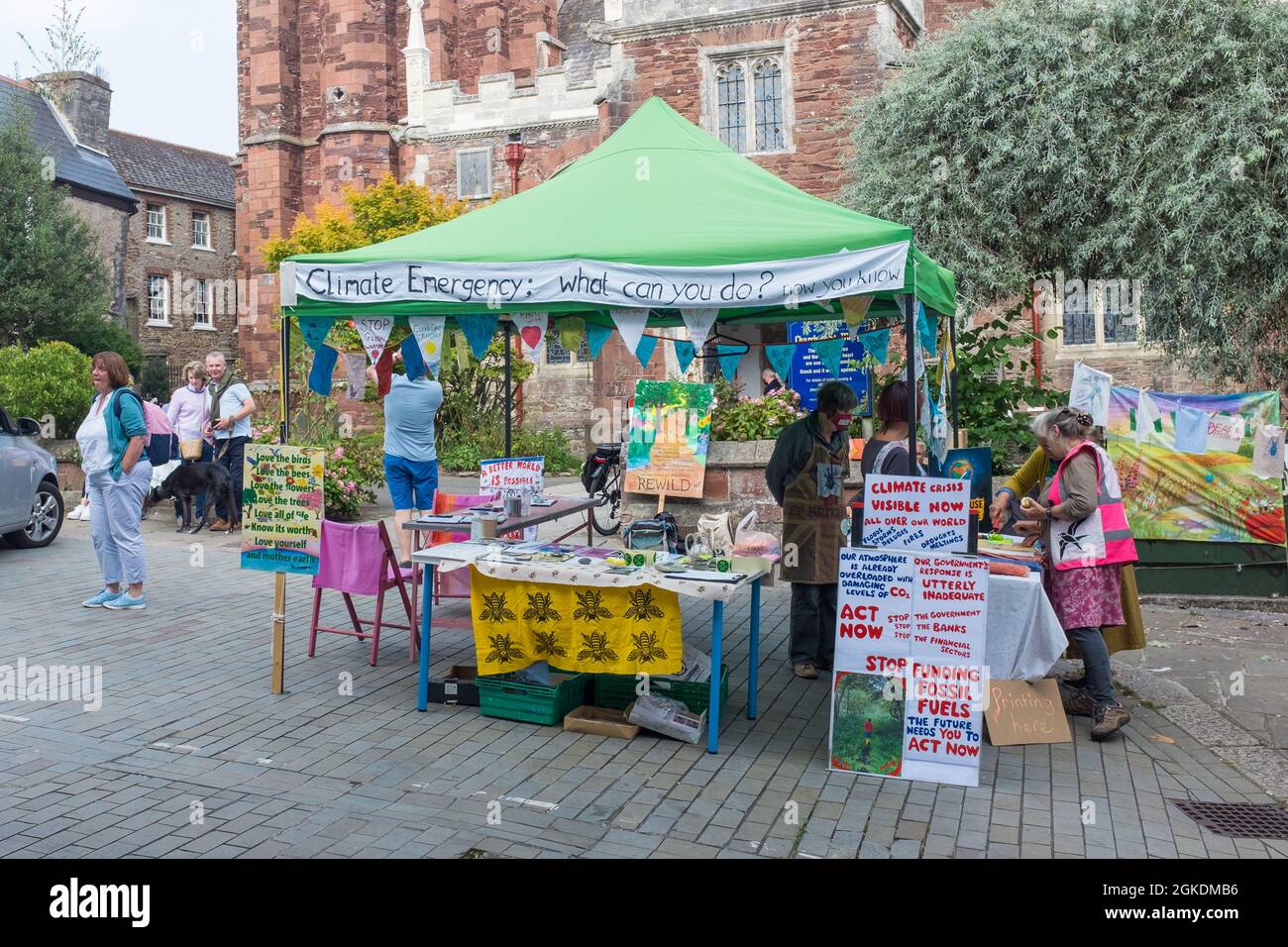Climate emergency stall campaigning against global warming in Totnes ...