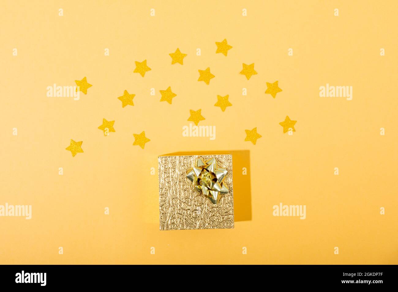 Yellow stars background hi-res stock photography and images - Alamy