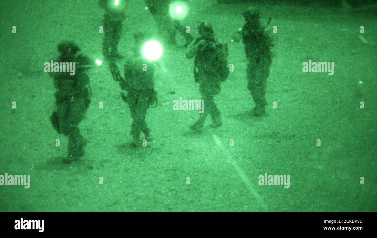 U.S. Army Green Berets from 1st Special Forces Group (Airborne) move to ...