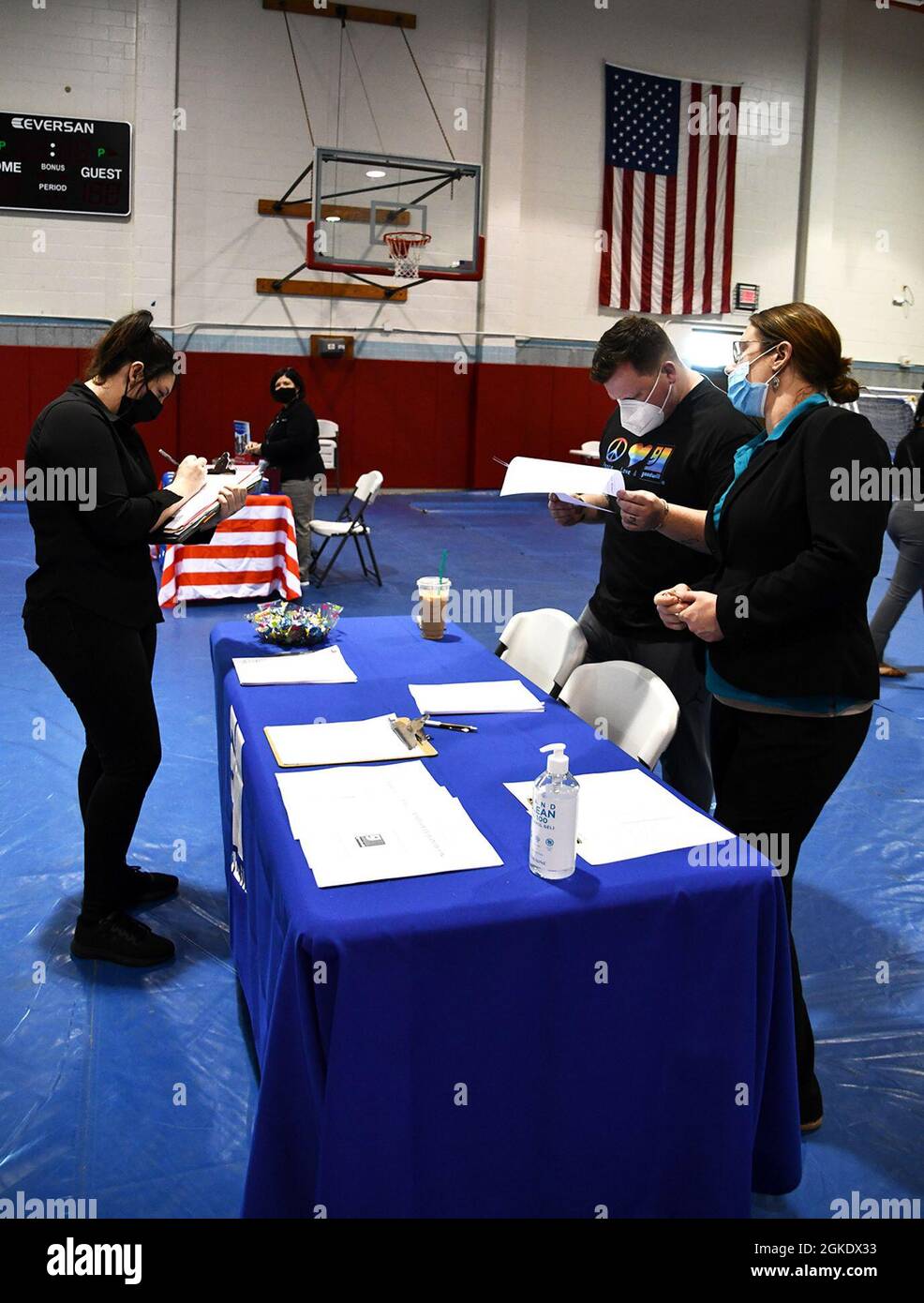Alizabeth Cannon (left), a military dependent, fills out an application ...