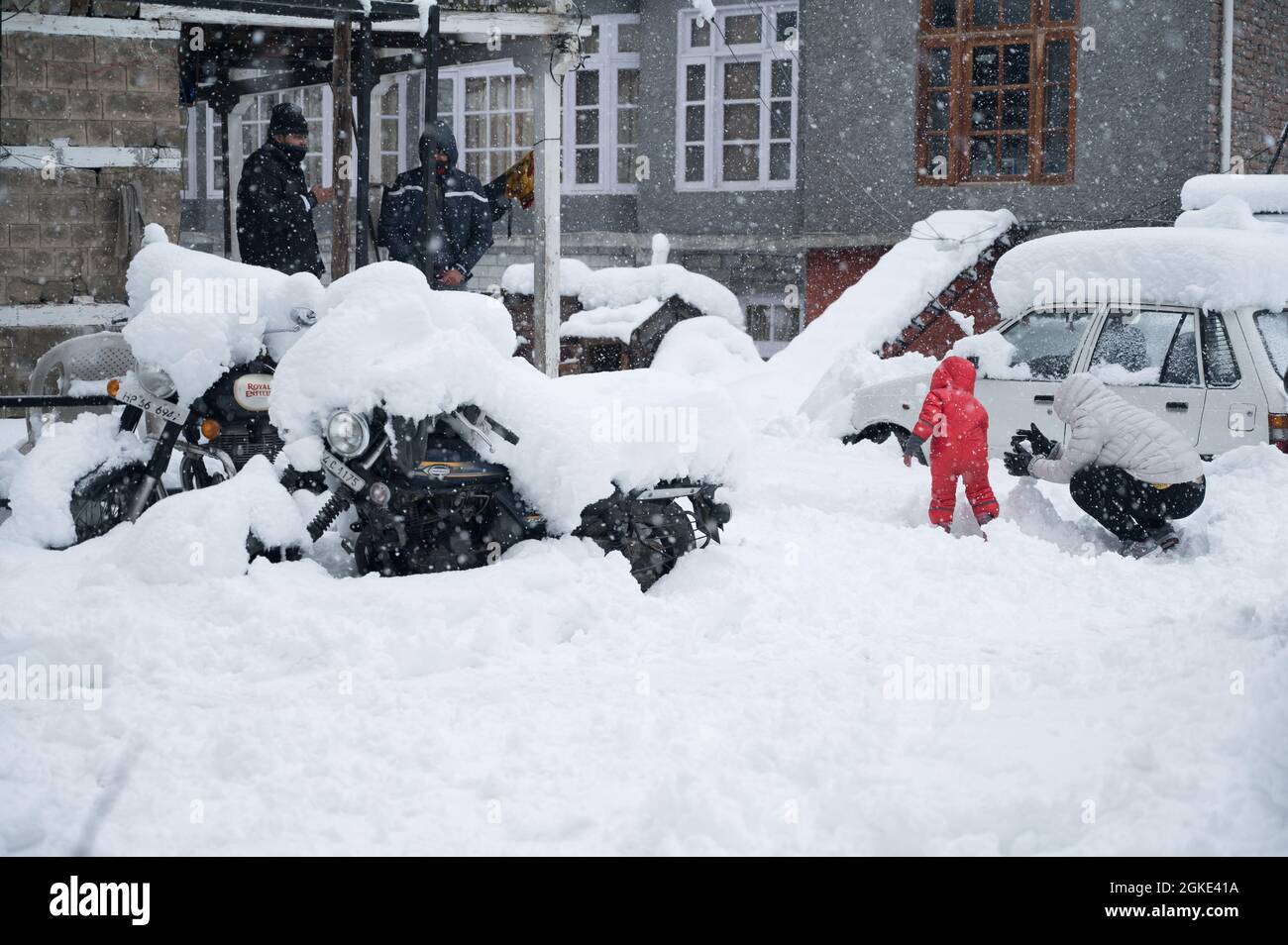 MANALI, INDIA - Jan 23, 2020: A scene of people walking out in the ...