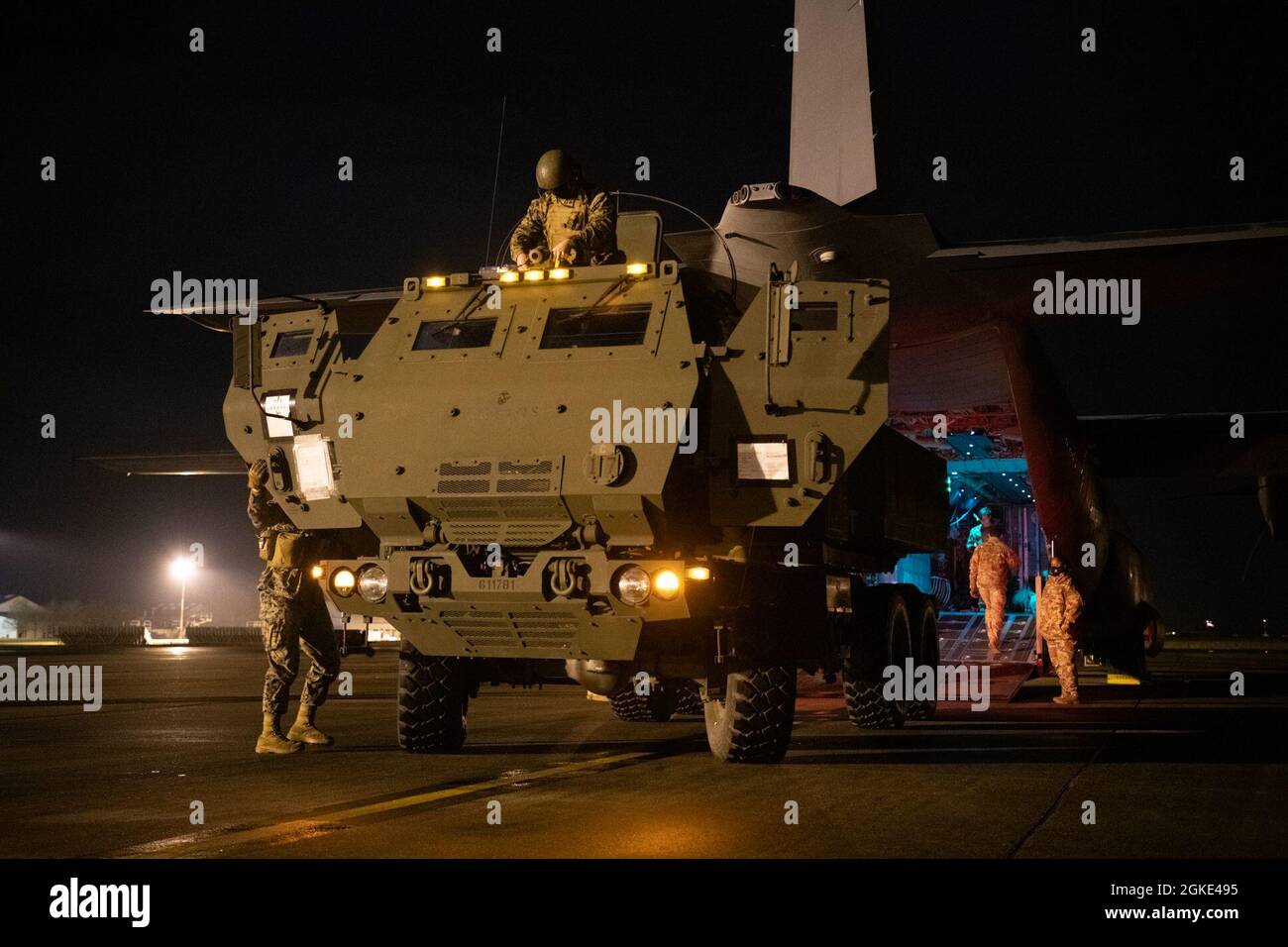 Marines from the 24th Marine Expeditionary Unit and loadmasters ...