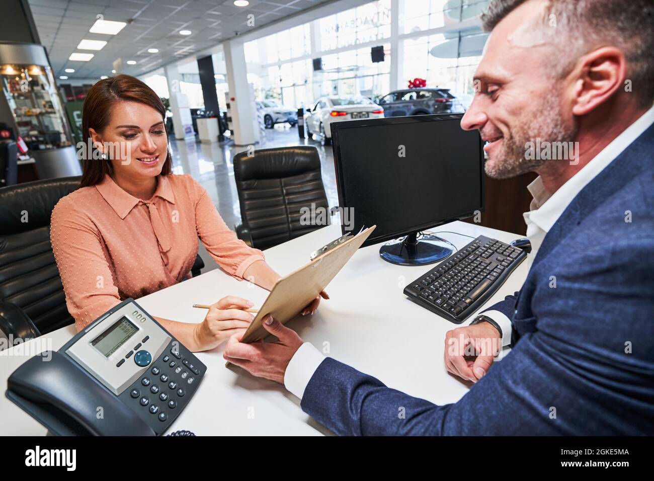 Customer service specialist consulting cheerful young woman Stock Photo ...