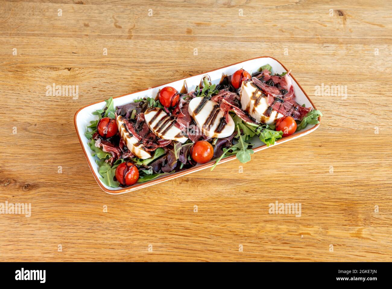Tomato salad with sprouts and prosciutto hi-res stock photography and ...