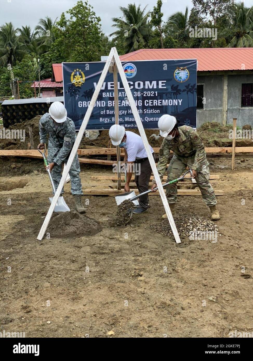 Representatives from the U.S. Air Force, Armed Forces of the ...