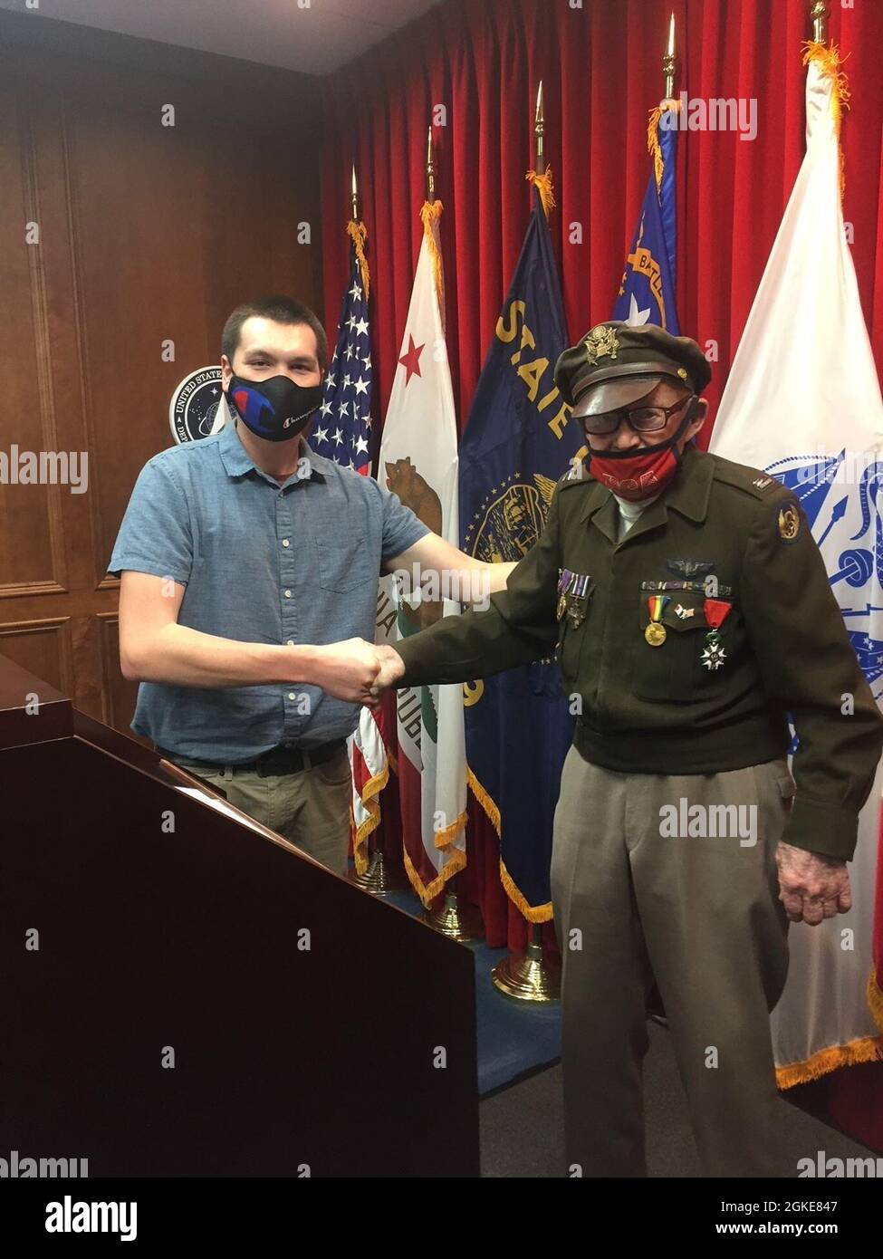 Army applicant Victor Bassett shakes hands with World War II veteran ...