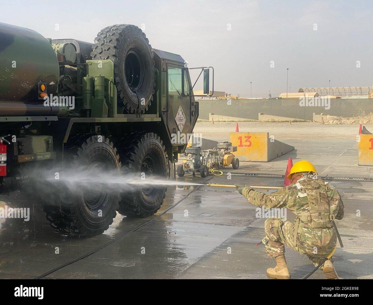U.S. Soldiers with Echo Company, 2-104th General Support Aviation ...