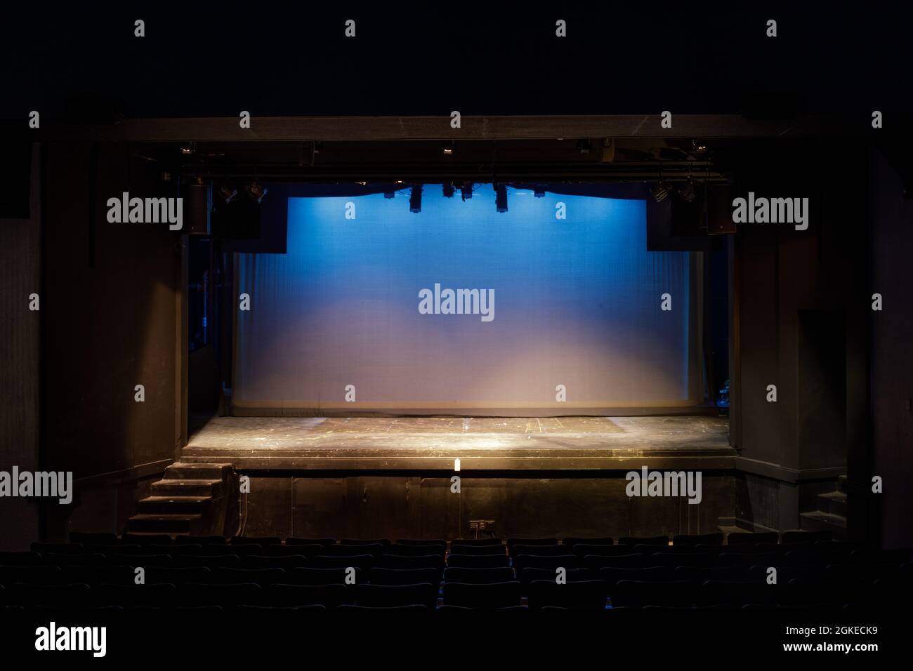 Audience seats stage lights hi-res stock photography and images - Alamy
