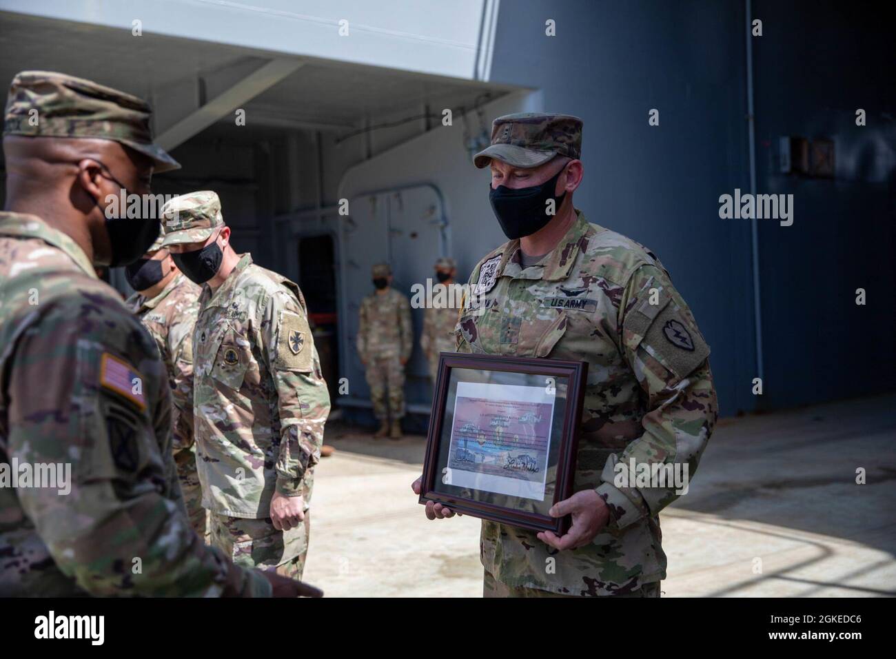 Leadership from the 25th Division Sustainment Brigade presents awards ...