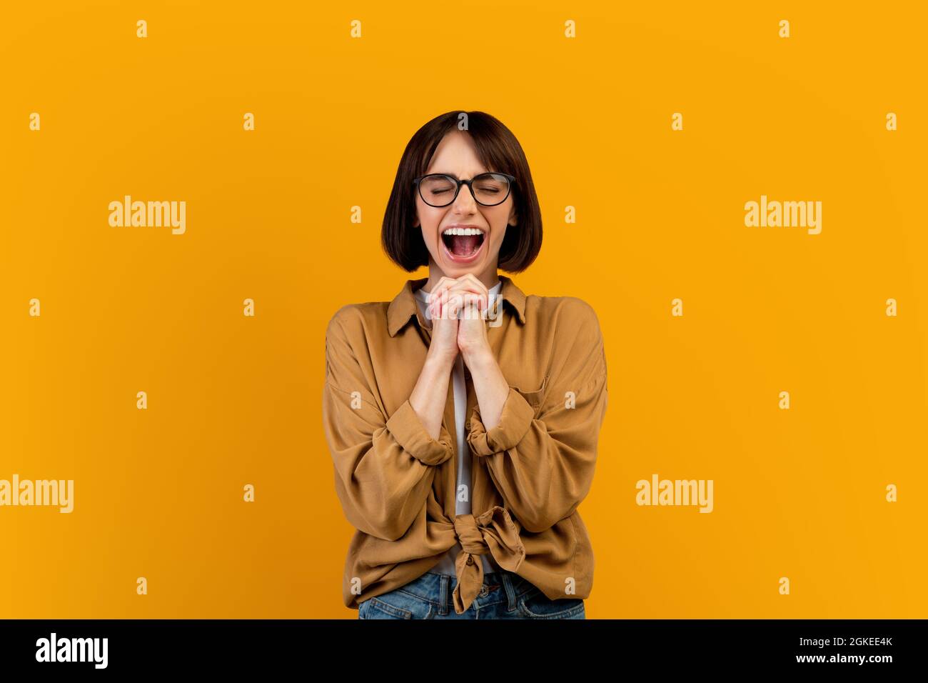 Hands over mouth hi-res stock photography and images - Alamy