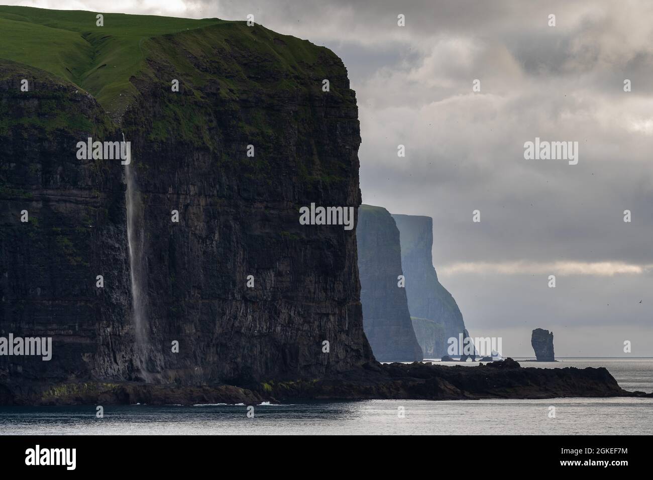 Surf Pillar Risin og Kellingin, Risin and Kellingin, Eysturoy, Djupini ...