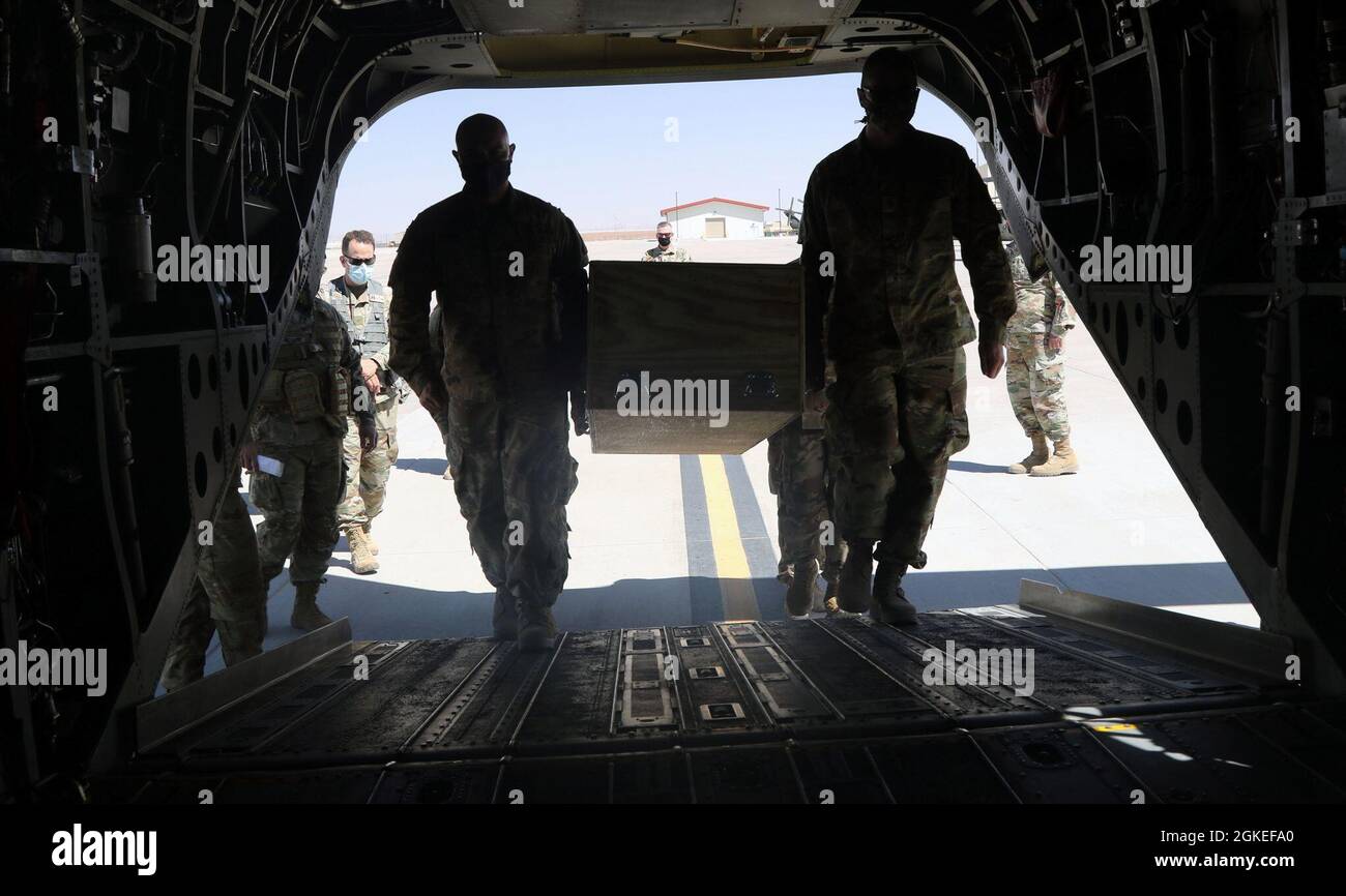 Soldiers practice how to carry a coffin into a Boeing CH-47 Chinook ...