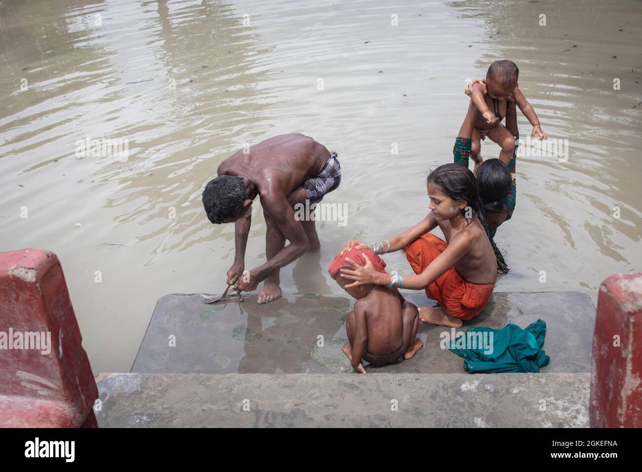 Children taking bath hi-res stock photography and images - Alamy