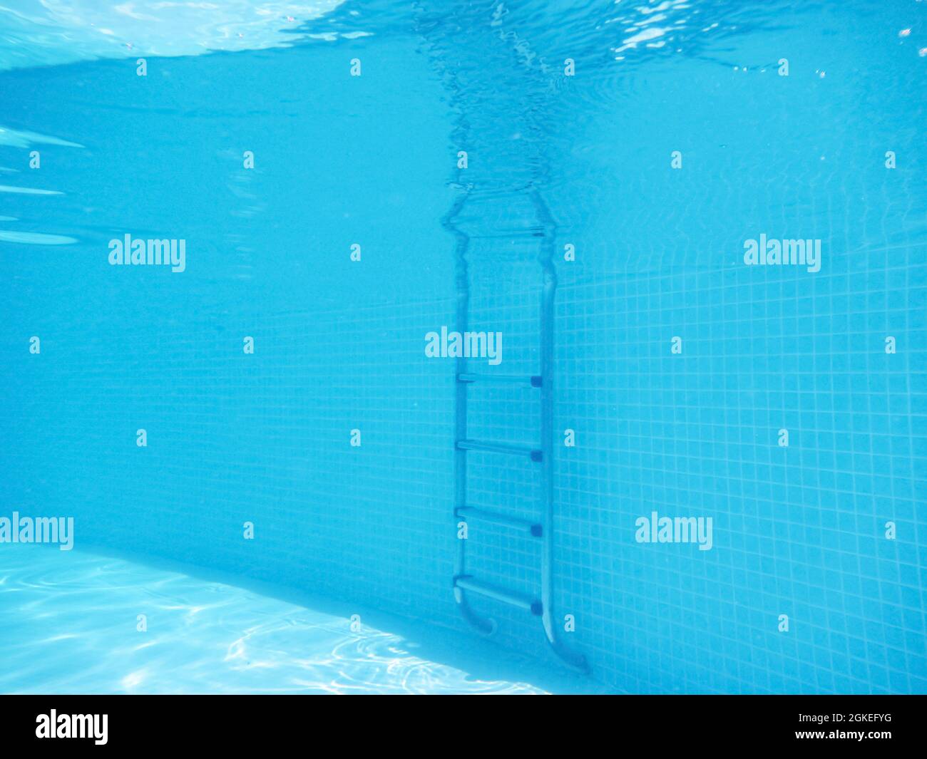 Modern swimming pool with stairs underwater Stock Photo - Alamy