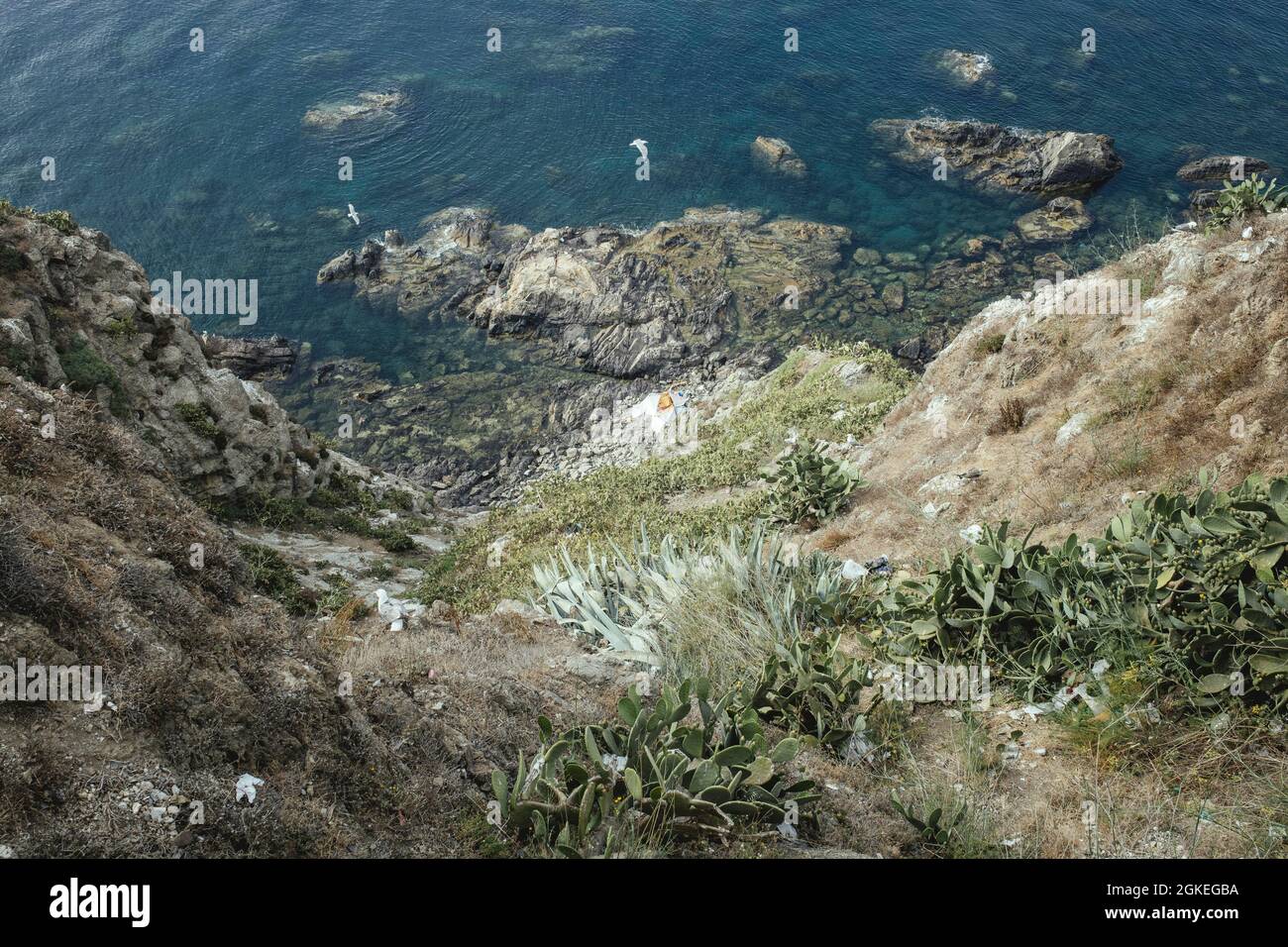 Coastal section, El Sarchal cliff, more than 200 migrants live in caves ...