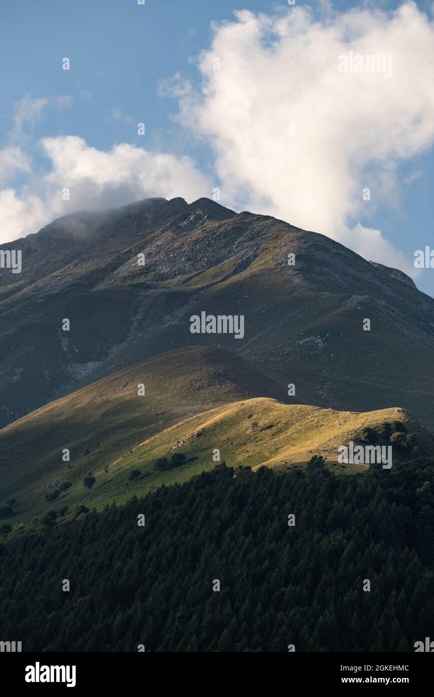 Vertical shot of a beautiful mountain range under the daylight sky ...