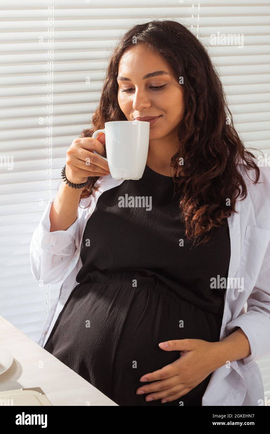 Pregnant woman eating breakfast. Pregnancy and maternity leave Stock ...