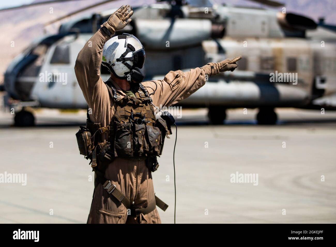 Ground crew signals hi-res stock photography and images - Alamy