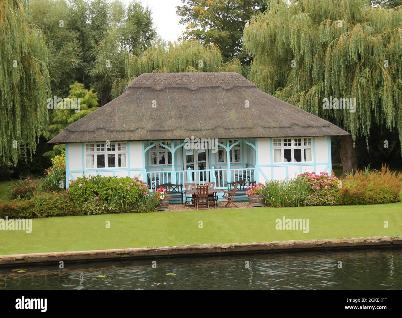 Riverside thatched cottage hi-res stock photography and images - Alamy