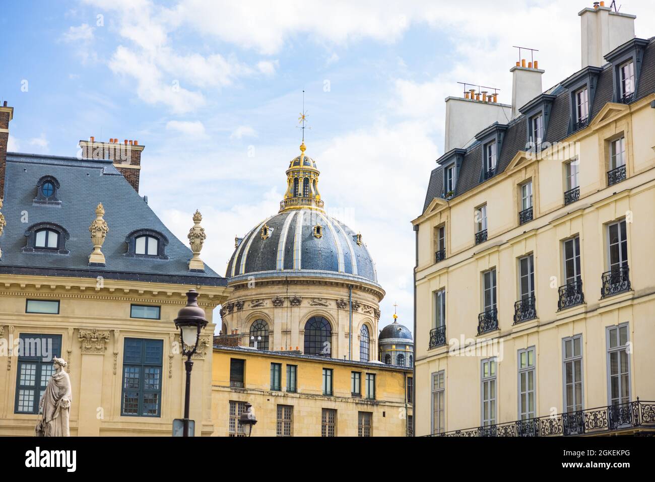 Dome of the institute de france hi-res stock photography and images - Alamy