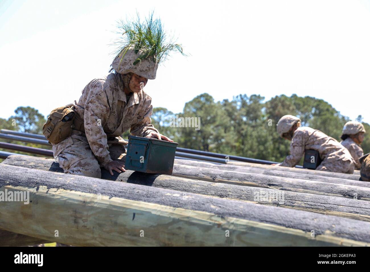 Recruits with November Company, 4th Recruit Training Battalion, attempt ...