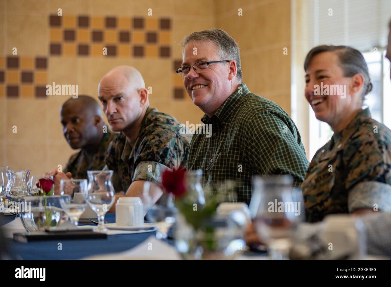 Navy chow hall hi-res stock photography and images - Alamy