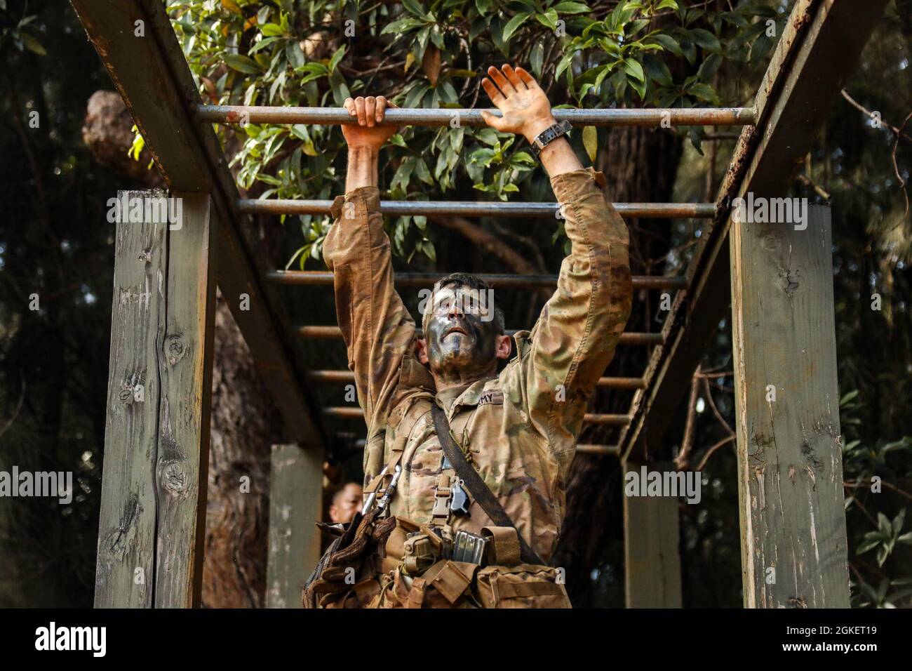 A Tropic Lightning Soldier with 25th Infantry Division completes an ...