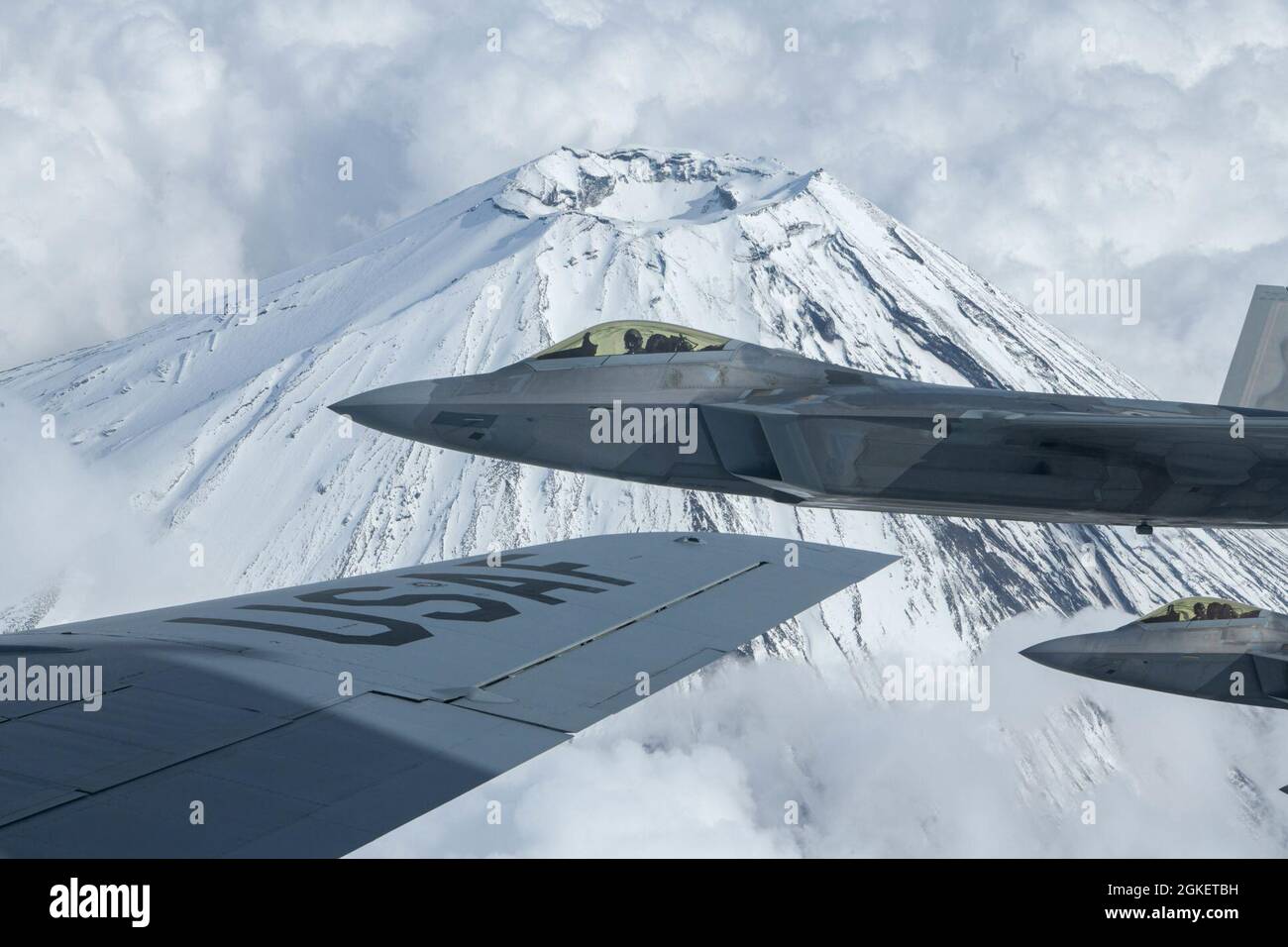 U.S Air Force Raptors from the 199th Fighter Squadron fly alongside a ...