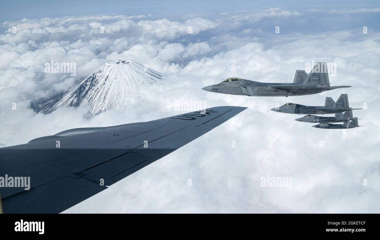U.S Air Force Raptors from the 199th Fighter Squadron fly alongside a ...