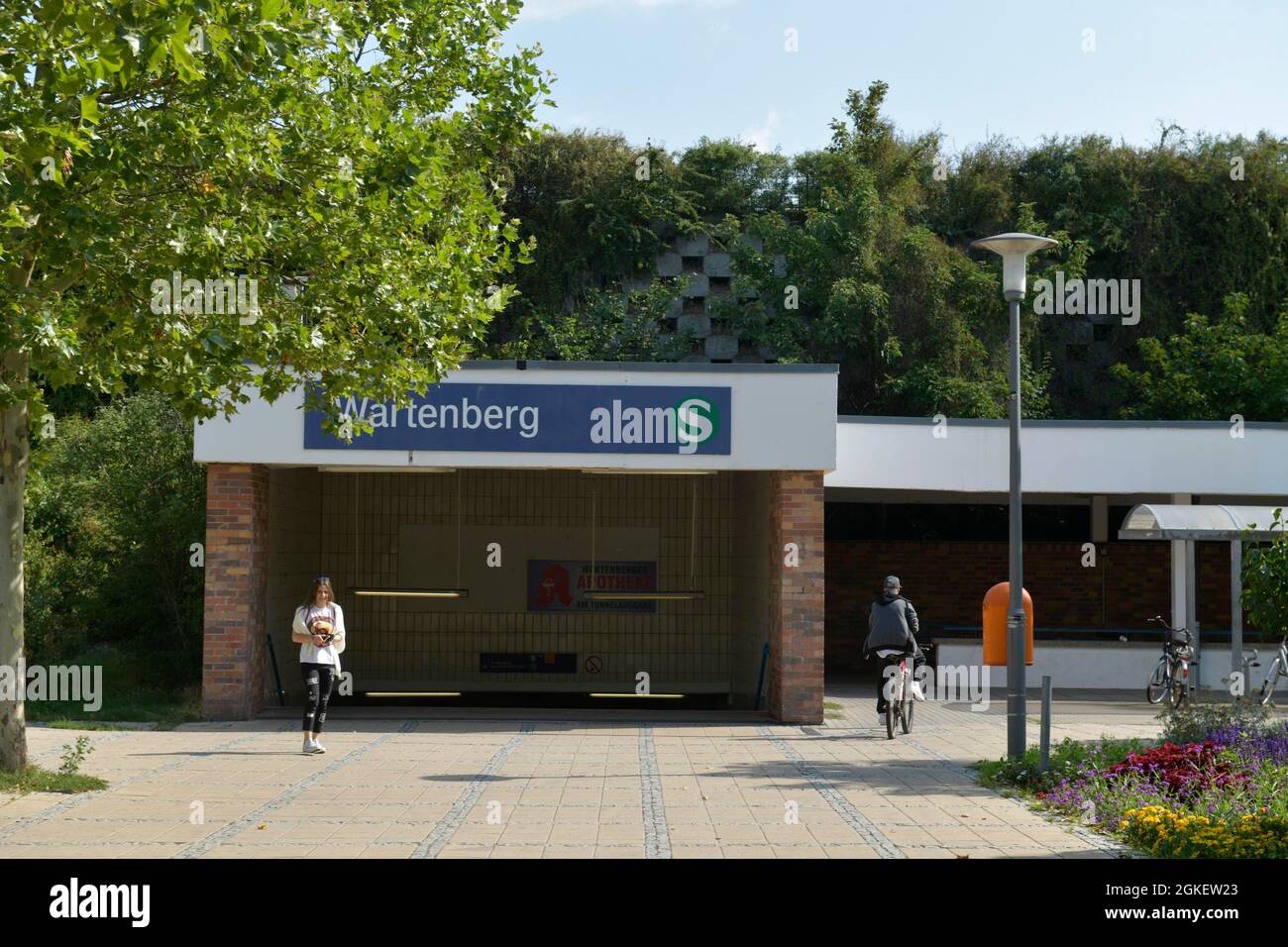 Forecourt, Wartenberg S-Bahn station, Ribnitzer Strasse, Wartenberg ...