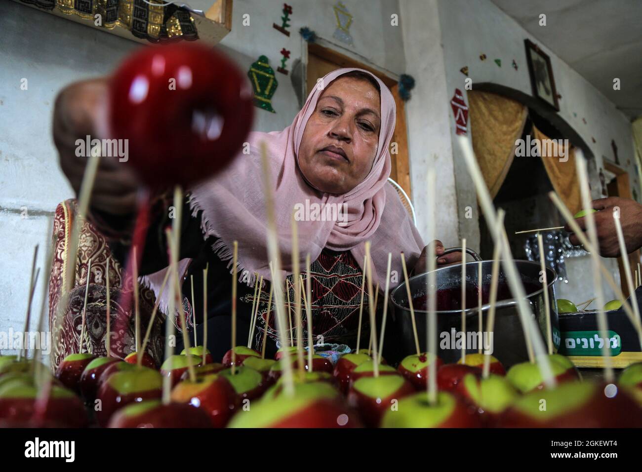 (210914) -- GAZA, Sept. 14, 2021 (Xinhua) -- Palestinian Hanan Hamad ...
