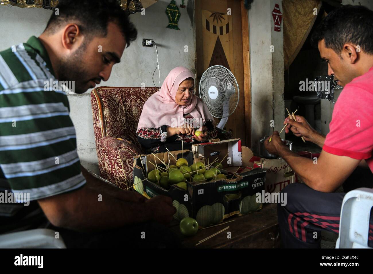 (210914) -- GAZA, Sept. 14, 2021 (Xinhua) -- Palestinian Hanan Hamad ...