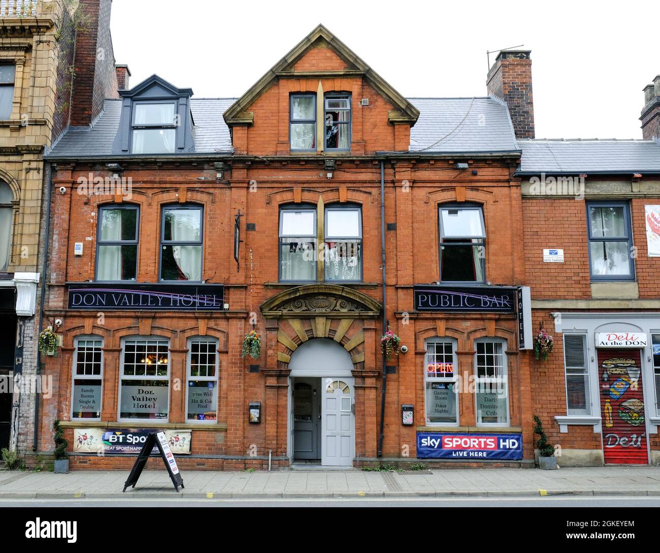 Inner city setting hi-res stock photography and images - Alamy