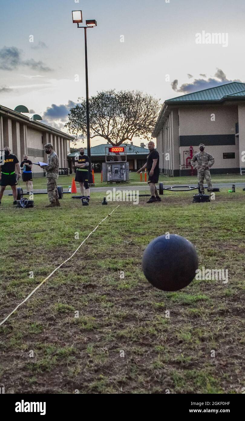 Hawaii Army National Guard Soldier, Sgt. 1st Class Fred Dona, a CH-47 ...