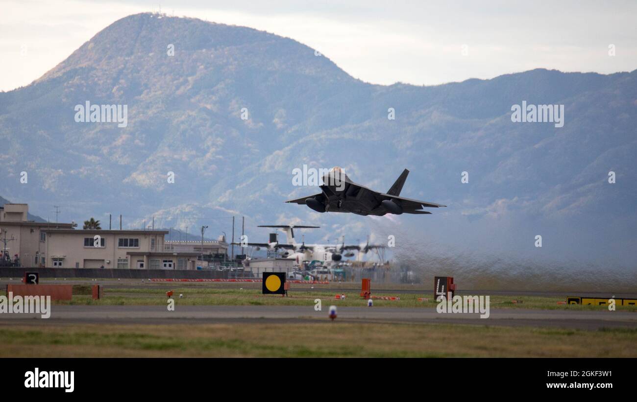 A U.S. Air Force F-22 Raptor aircraft with the 199th Fighter Squadron ...