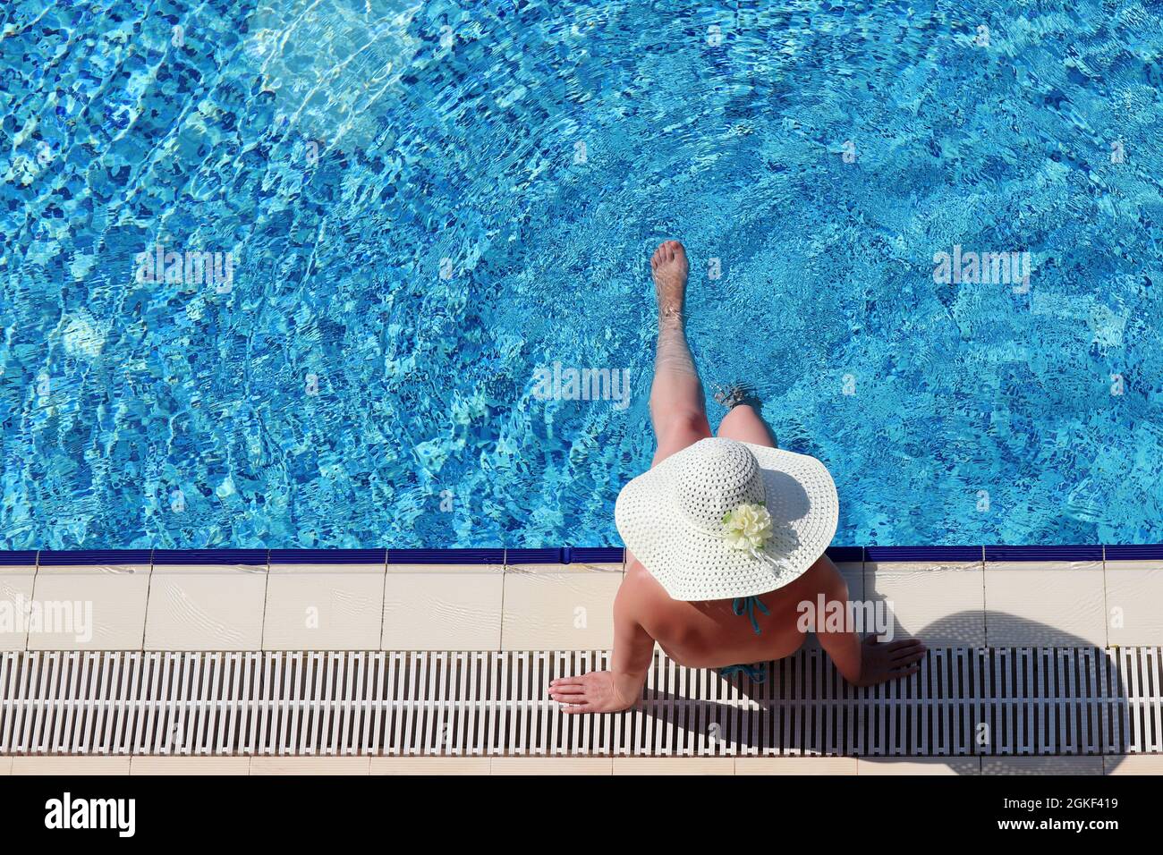 Legs dangling in swimming pool hi-res stock photography and images - Alamy