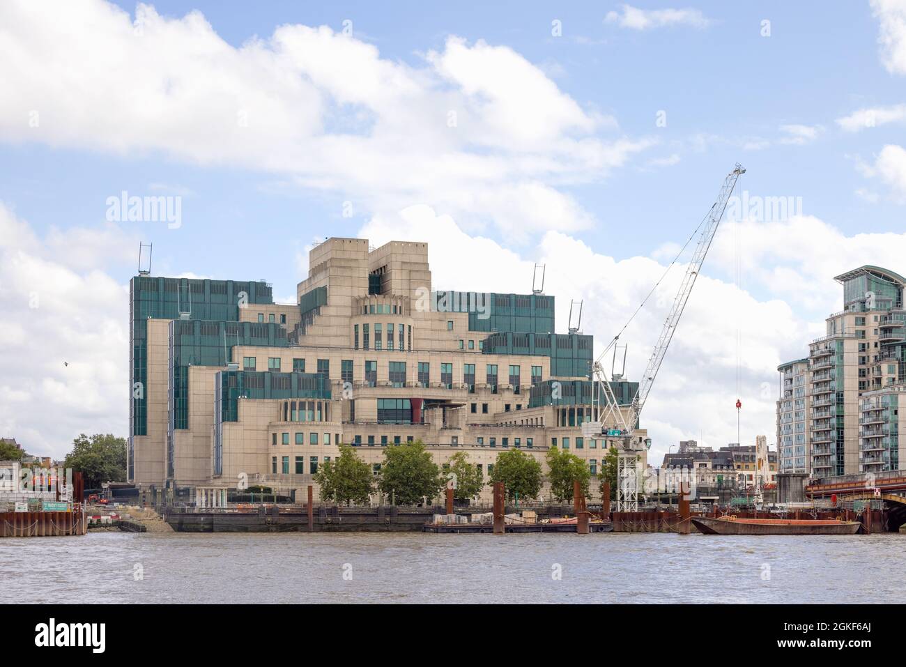 Sis mi6 headquarters hi-res stock photography and images - Alamy