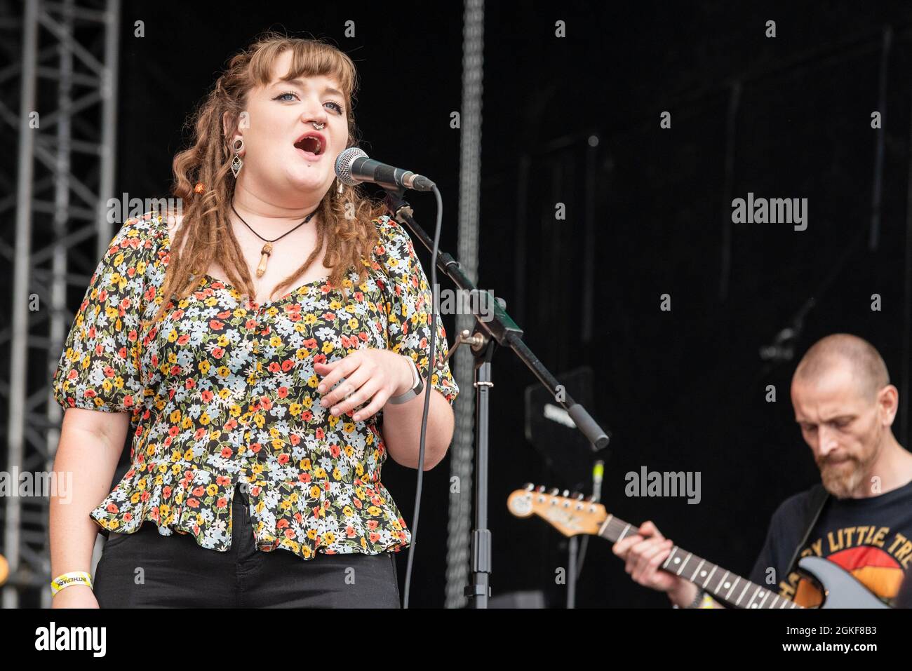 Female singer band stage hi-res stock photography and images - Alamy