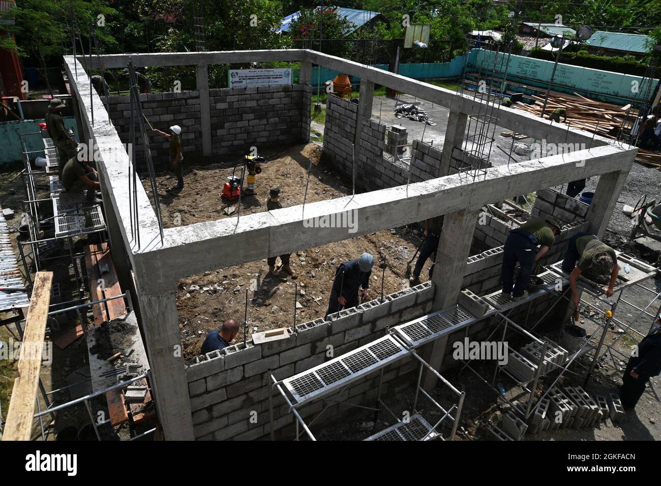 U.S. Marines and Philippine soldiers put the finishing touches on the ...