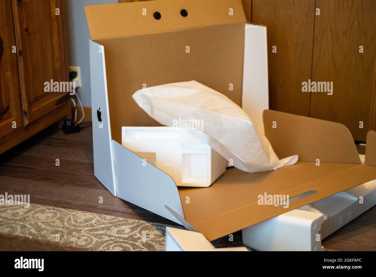 Unboxing an imac hi-res stock photography and images - Alamy